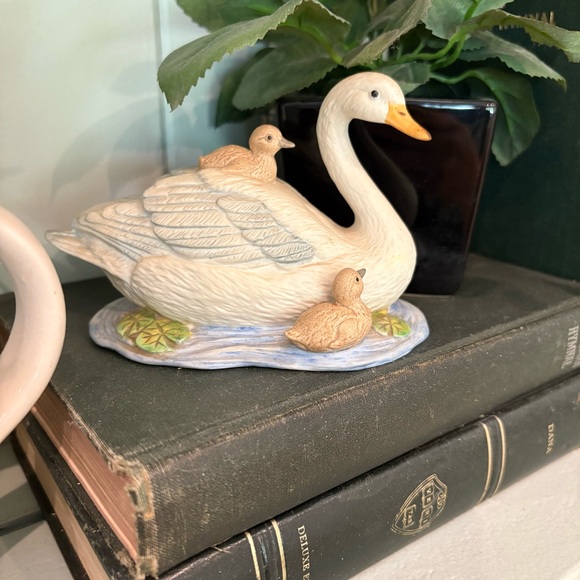 Homco | Accents | Vintage Homco Porcelain Swan With Cygnets 467 ...